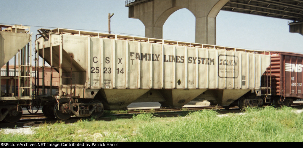 CSXT 252314 X-SCL 243580 1980-built LO-2 PS 4750cf 3-gate PS2-CD covered hopper on CSX by ...